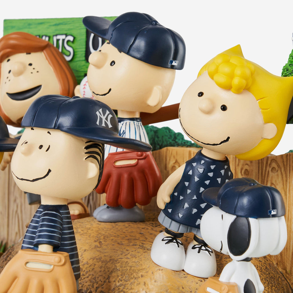New York Yankees Peanuts Gang Baseball Field Mini Bobblehead Scene FOCO
