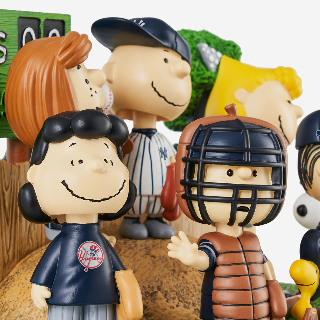 New York Yankees Peanuts Gang Baseball Field Mini Bobblehead Scene FOCO